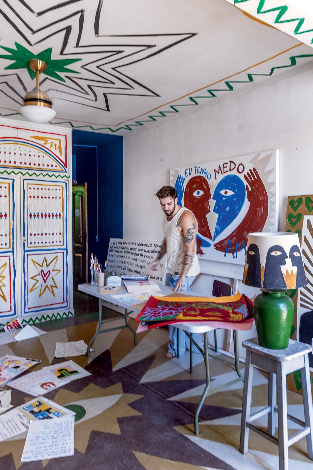 Cores e maximalismo marcam o apartamento do artista João Incerti no RJ ...