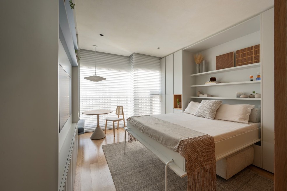 Cama retrátil e tons claros transformam apê de 35 m² em refúgio para temporadas