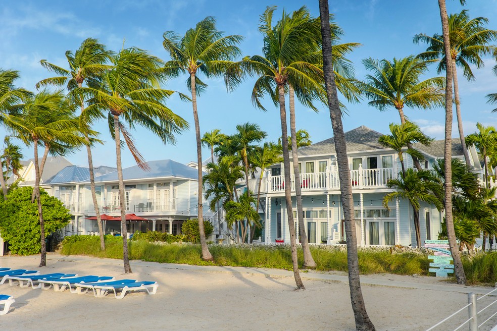 Hotel em Key West, nos EUA, evidencia charme costeiro e águas na cor ...