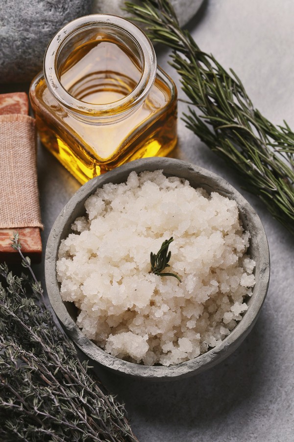 Sal grosso: 6 simpatias de proteção e limpeza energética com o cristal ...