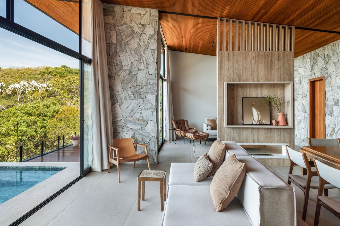 Casa de campo em pedra, vidro e madeira emoldura a paisagem da serra no RJ