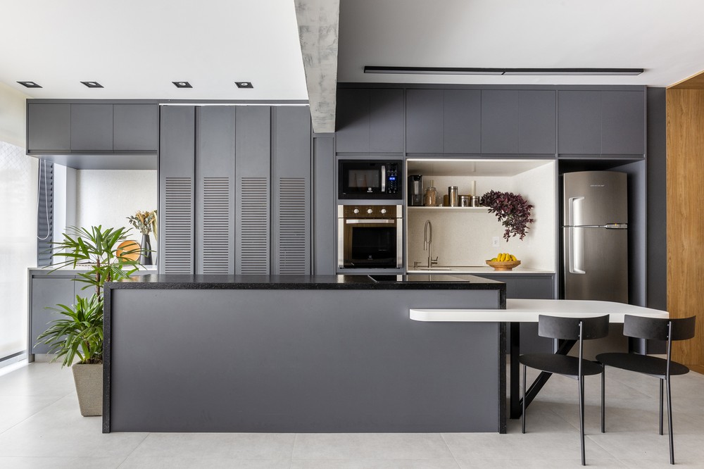 Cinza-grafite é cor base em apartamento com decoração minimalista