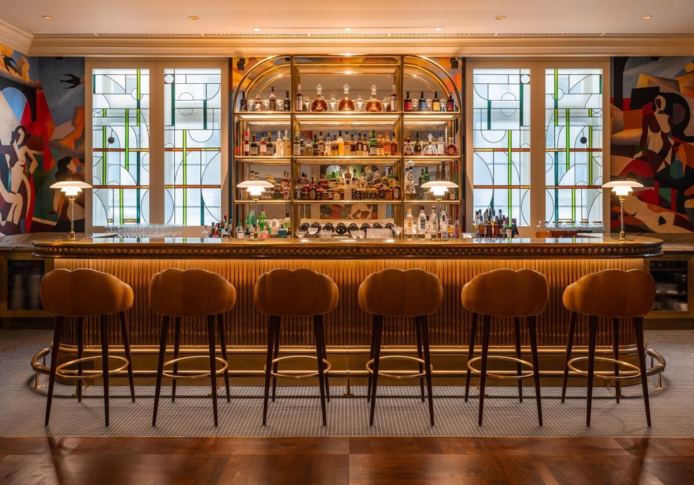 Bar em Bruxelas tem decoração inspirada no surrealismo de René Magritte