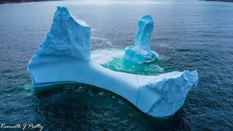 Iceberg em formato de pênis é fotografado no Canadá e viraliza nas ...