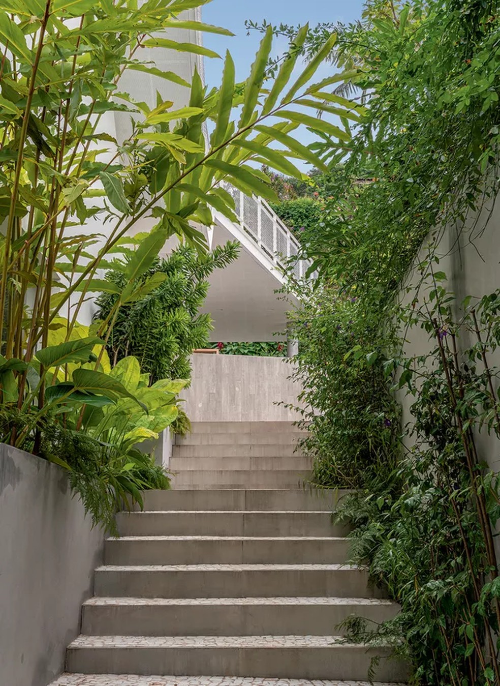 20 ideias para compor com charme o corredor externo de casa