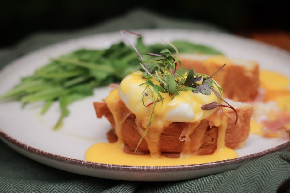 Ovo benedict: receita fácil com pão, presunto e molho holandês ...