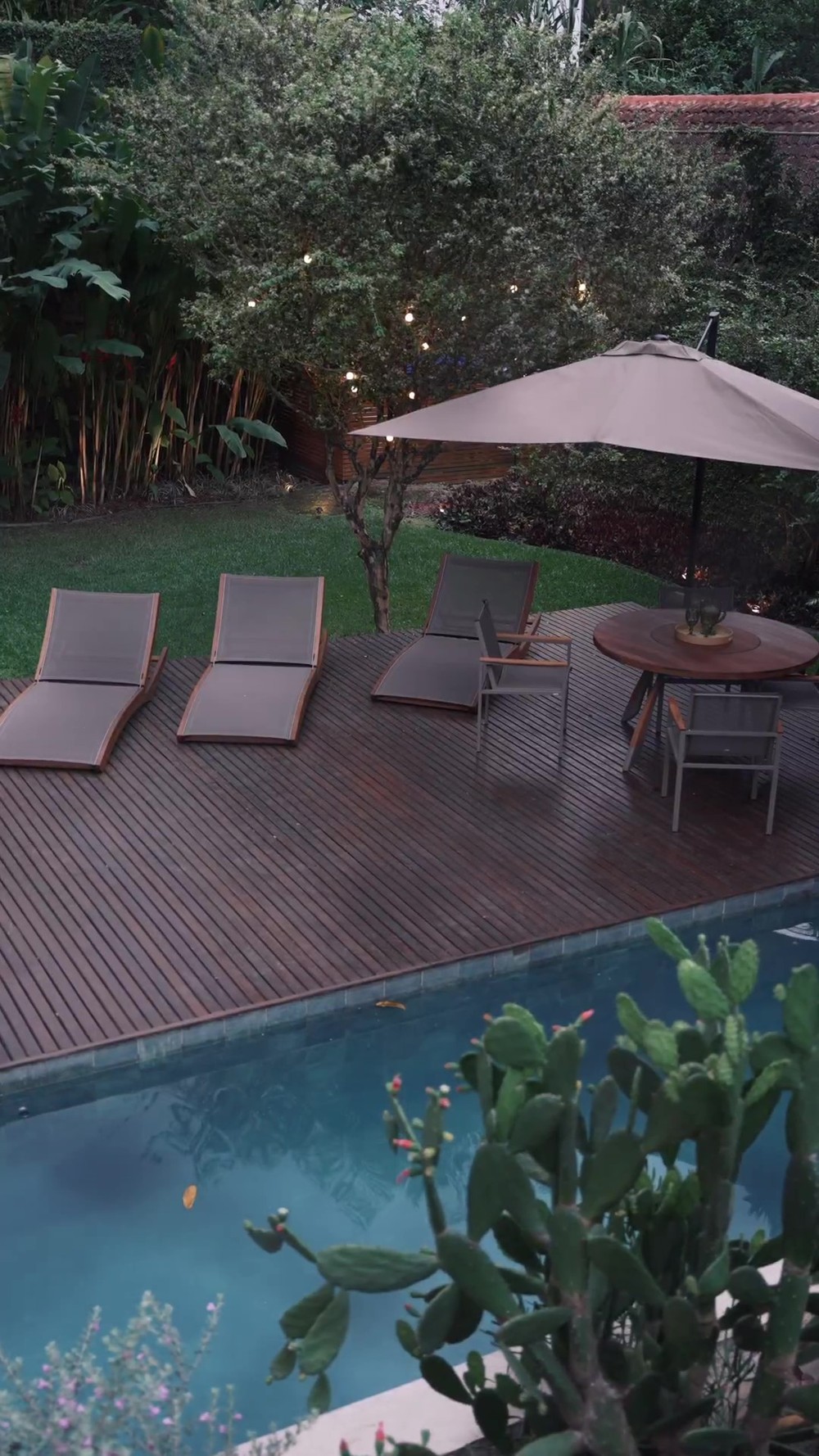 Romulo Estrela e Nilma Quariguasi mostram detalhes da área externa de ...