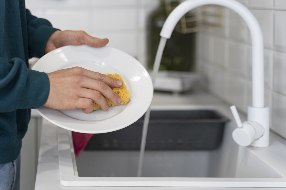 Torneira elétrica para cozinha: 6 opções para lavar a louça no inverno