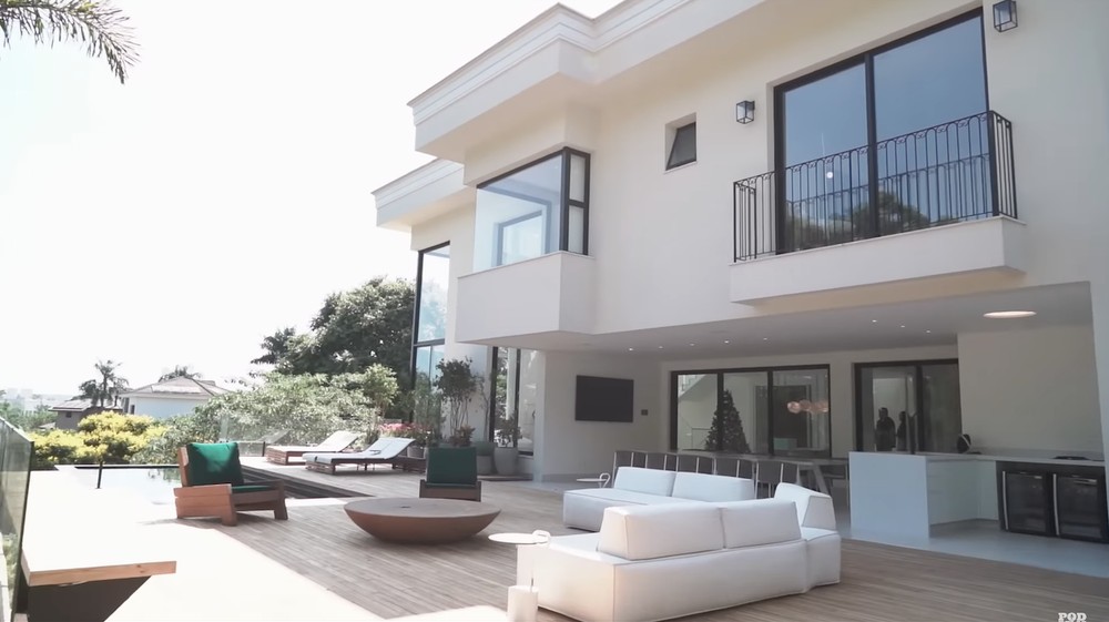 Carlinhos Maia mostra detalhes de sua mansão em SP que tem lareira de R ...