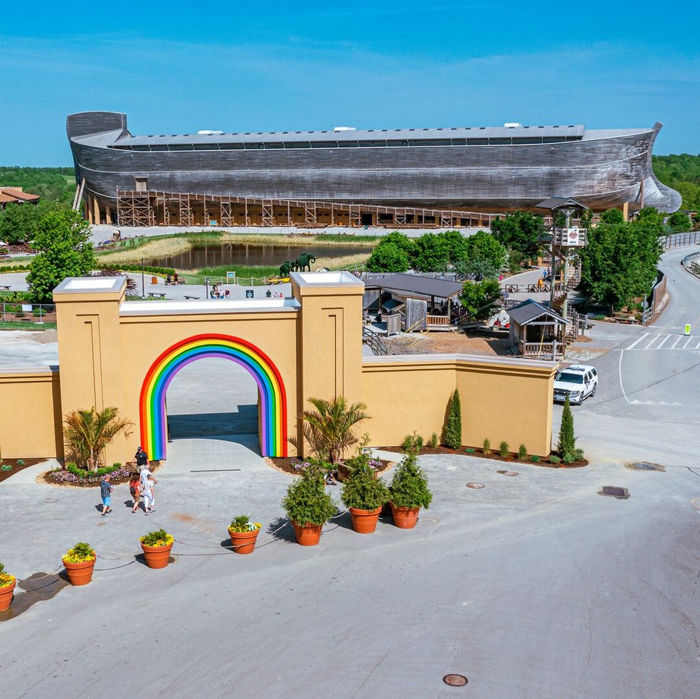 Brasileira visita a réplica da Arca de Noé em tamanho real, que custou ...