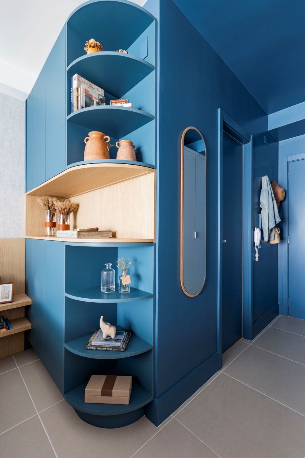 Marcenaria azul e elementos funcionais compõem apartamento de 29 m² ...