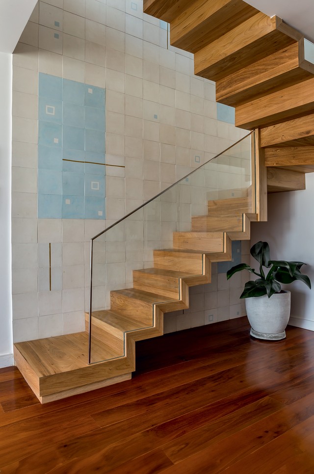 8 projetos onde a escada é o destaque da decoração