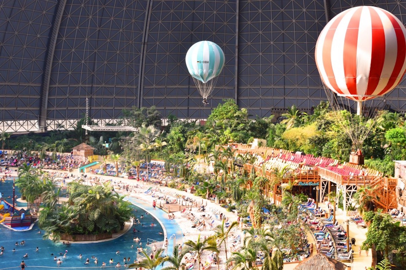 Maior parque aquático indoor do mundo fica em antigo hangar de aviões e ...