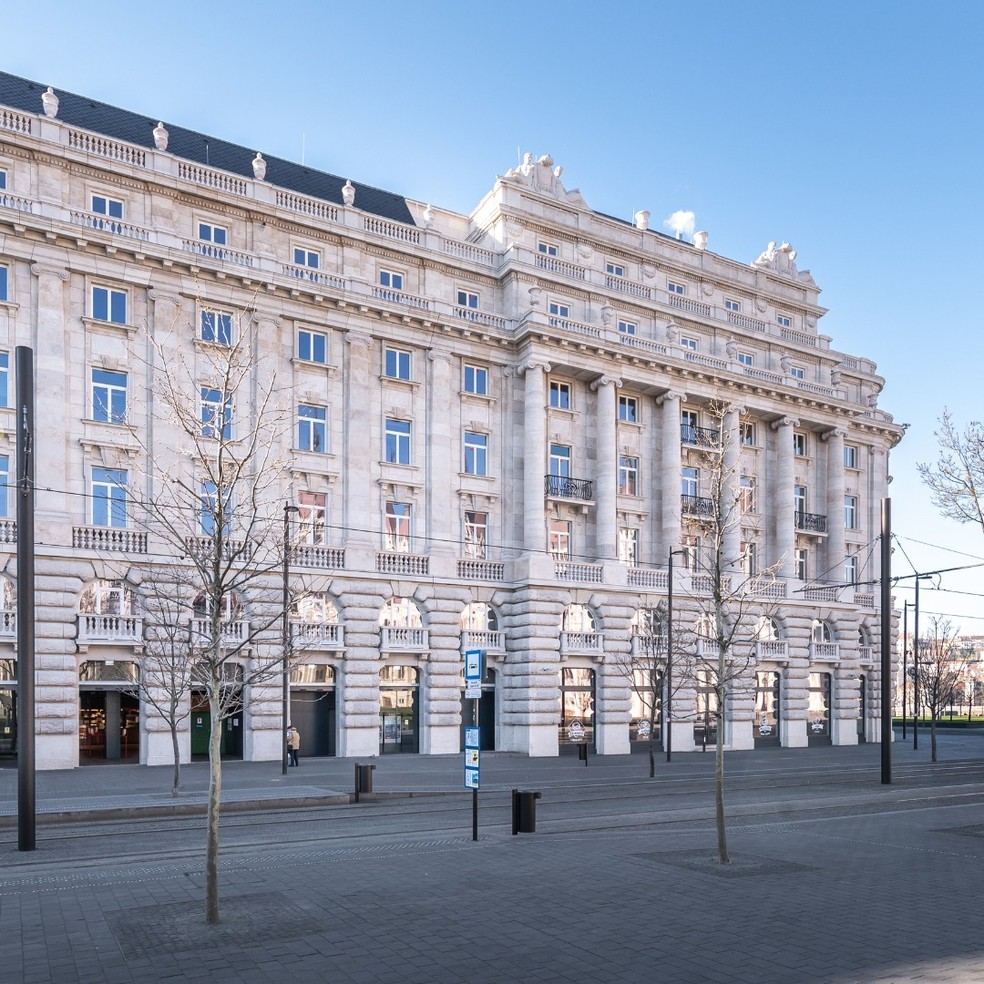 Prédio neoclássico substitui construção brutalista em Budapeste e gera ...