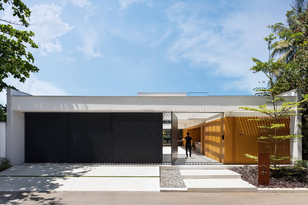 Casa de 900 m² para grande família equilibra convivência e independência
