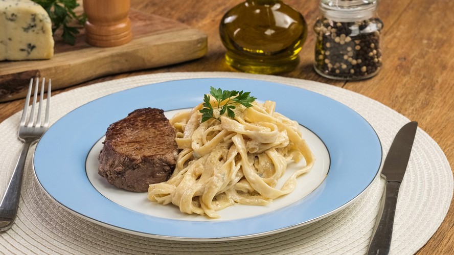 Talharim ao molho de uísque com queijo gorgonzola e filé mignon