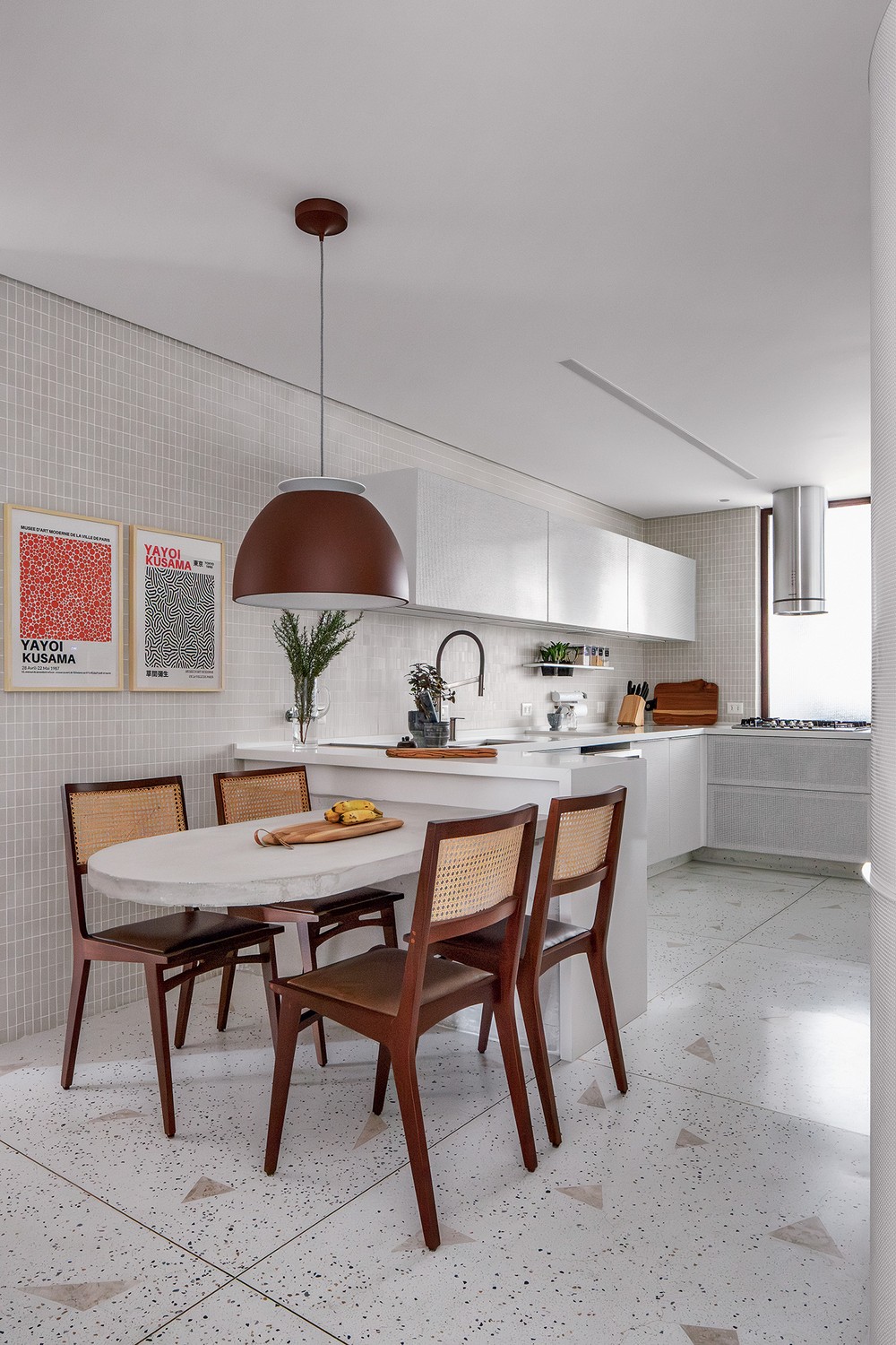 Cozinha de quase 20 m² tem amplos armários feitos de chapa calandrada ...