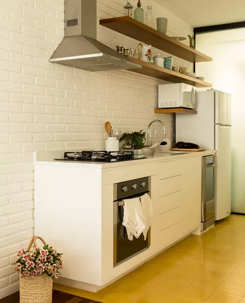Cozinha sem armários: prós e contras, dicas e 12 ideias para se inspirar!