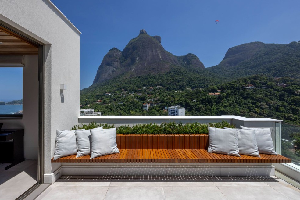 Cobertura no RJ tem vista privilegiada para a Pedra da Gávea e o pôr do ...