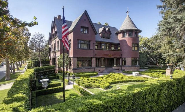 Mansão do filme 'Doze É Demais' com piscina vermelha é vendida por R ...