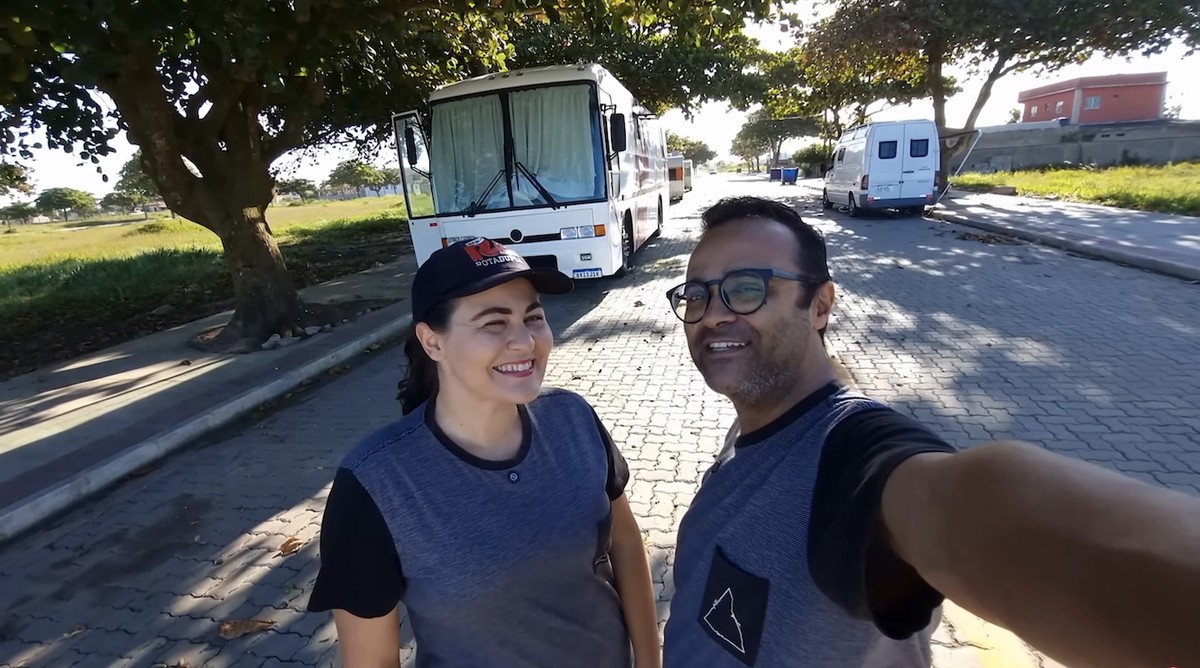Casal mineiro larga tudo para viver em ônibus reformado e não pagar mais aluguel | Curiosidades ...