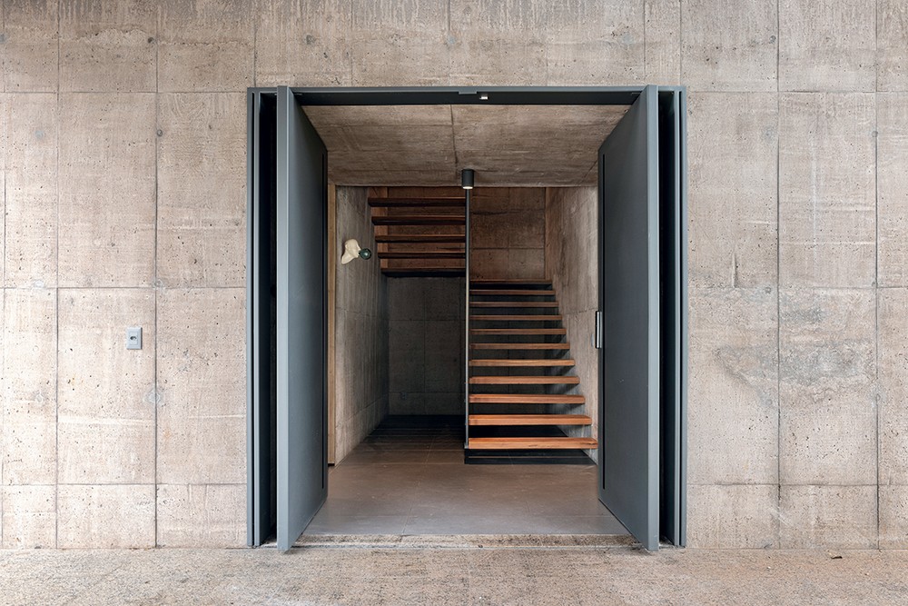 Porta pivotante: o que é, como usar e 15 projetos para se inspirar ...