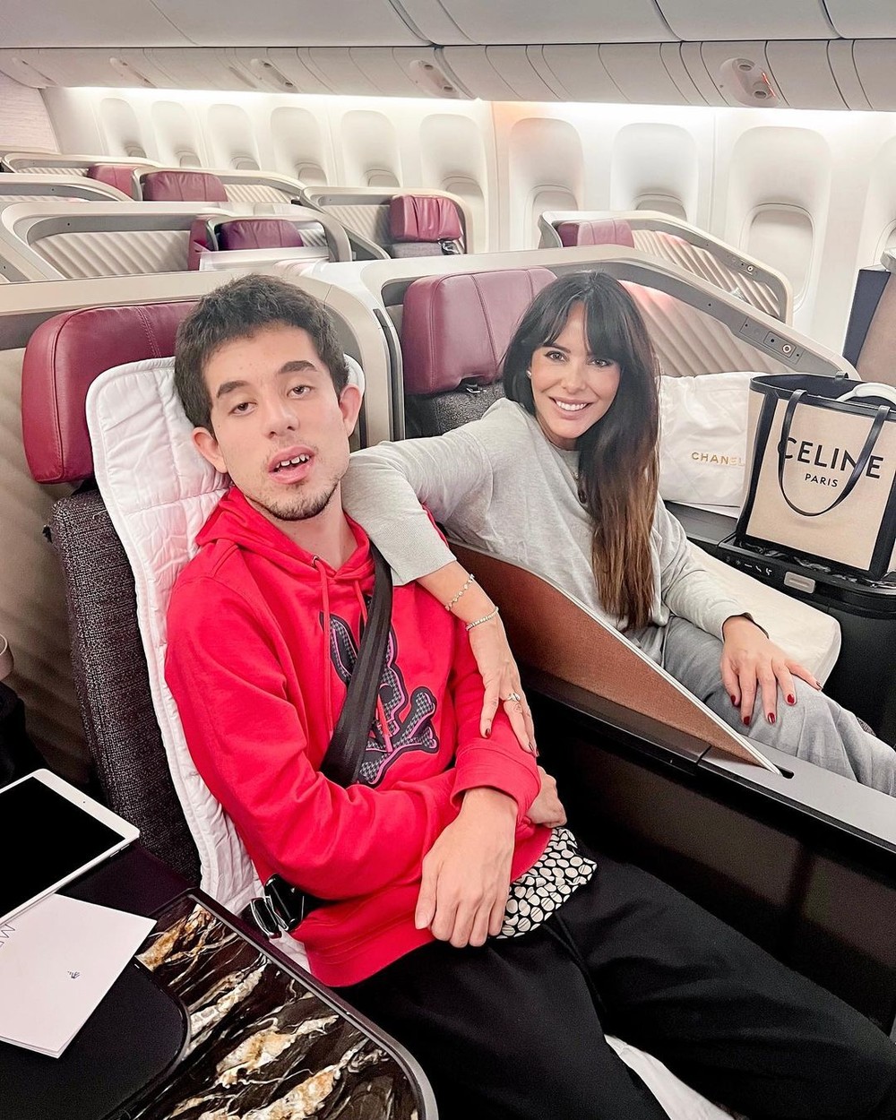 Suzana Gullo embarca para viagem a dois com o primogênito, Romeo