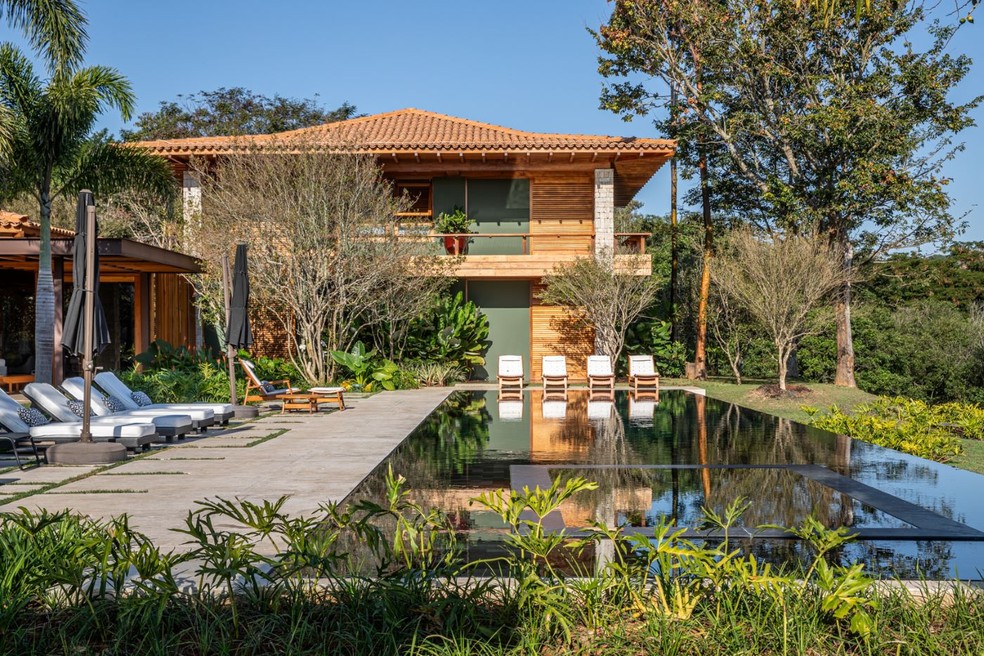 Confira 20 ideias de paisagismo para piscina