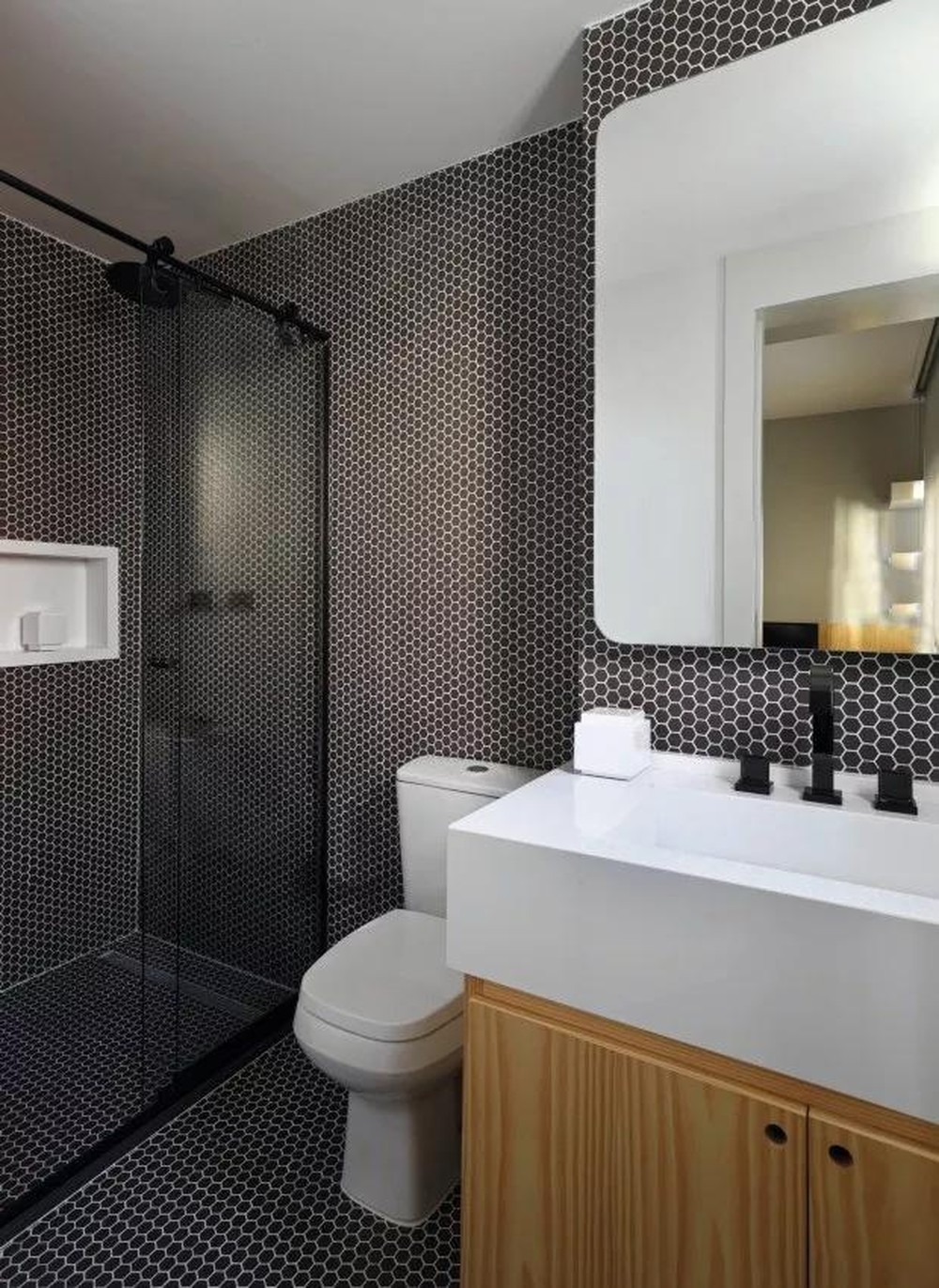Piso hexagonal no banheiro: cores, materiais + 21 ideias para se inspirar