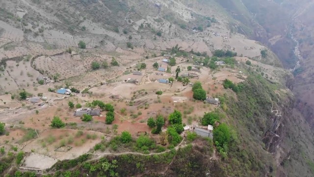 Escadas íngremes em penhasco a 800 m de altura são único acesso a ...