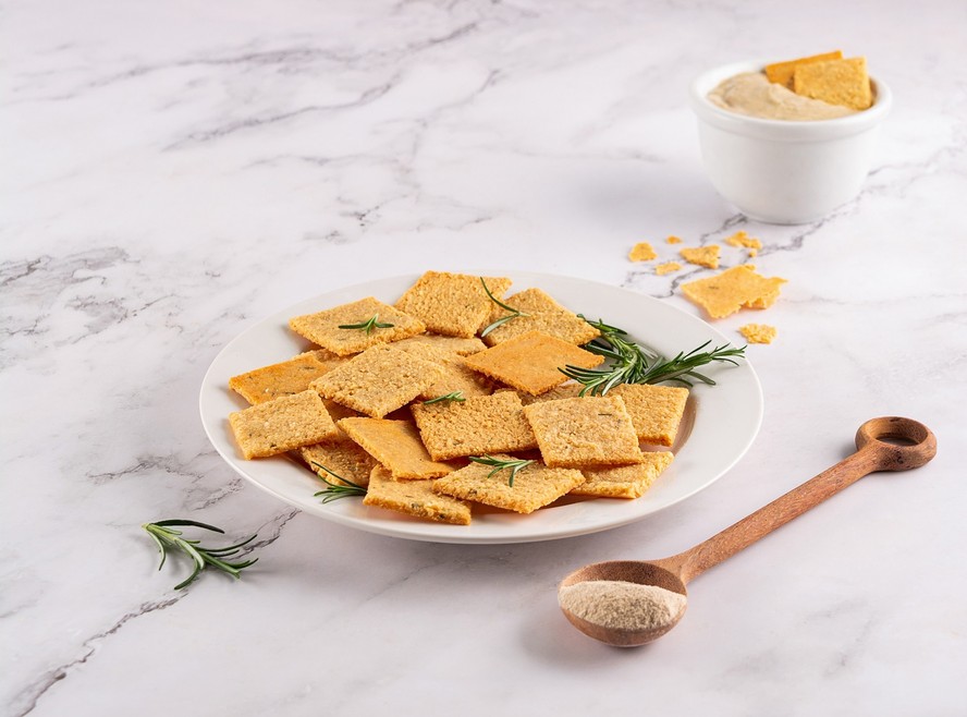 Cheese crackers: como fazer biscoito caseiro de parmesão | Gastronomia ...