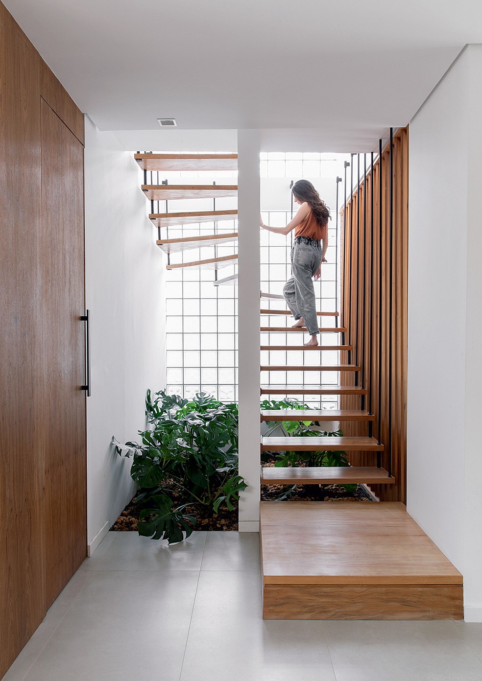 8 projetos onde a escada é o destaque da decoração