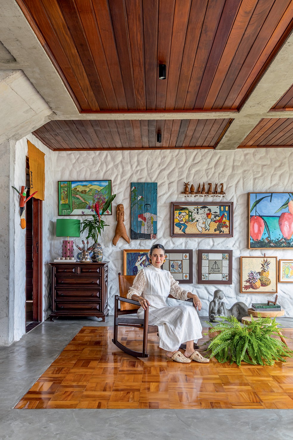 Casa de 500 m² em Pernambuco reúne arte, cores vibrantes e peças herdadas