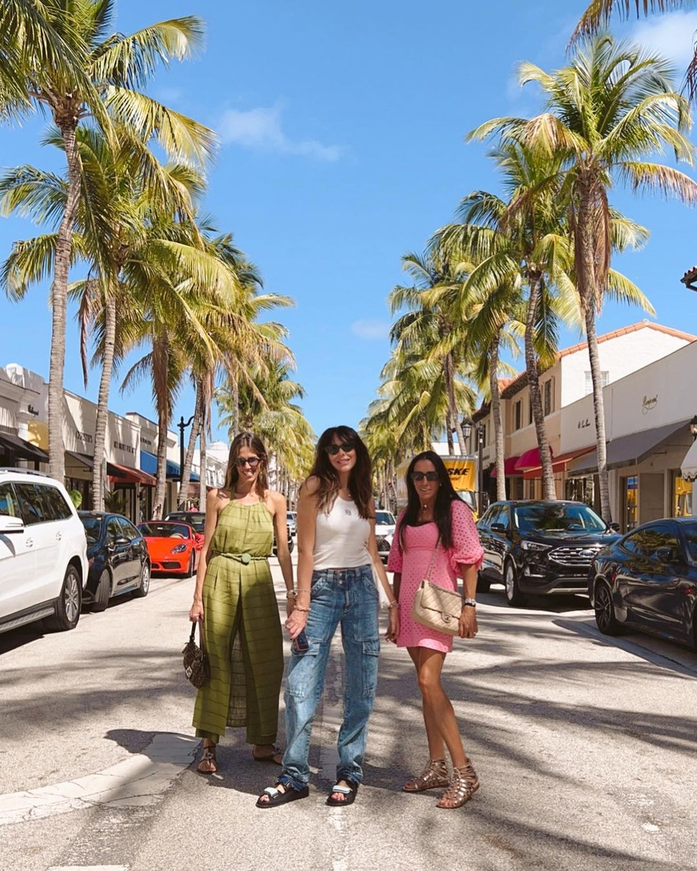Suzana Gullo curte viagem pelas praias da Flórida com amigas