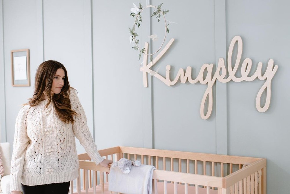 Ashley Greene abre álbum de fotos do quarto da sua primeira filha, Kingsley