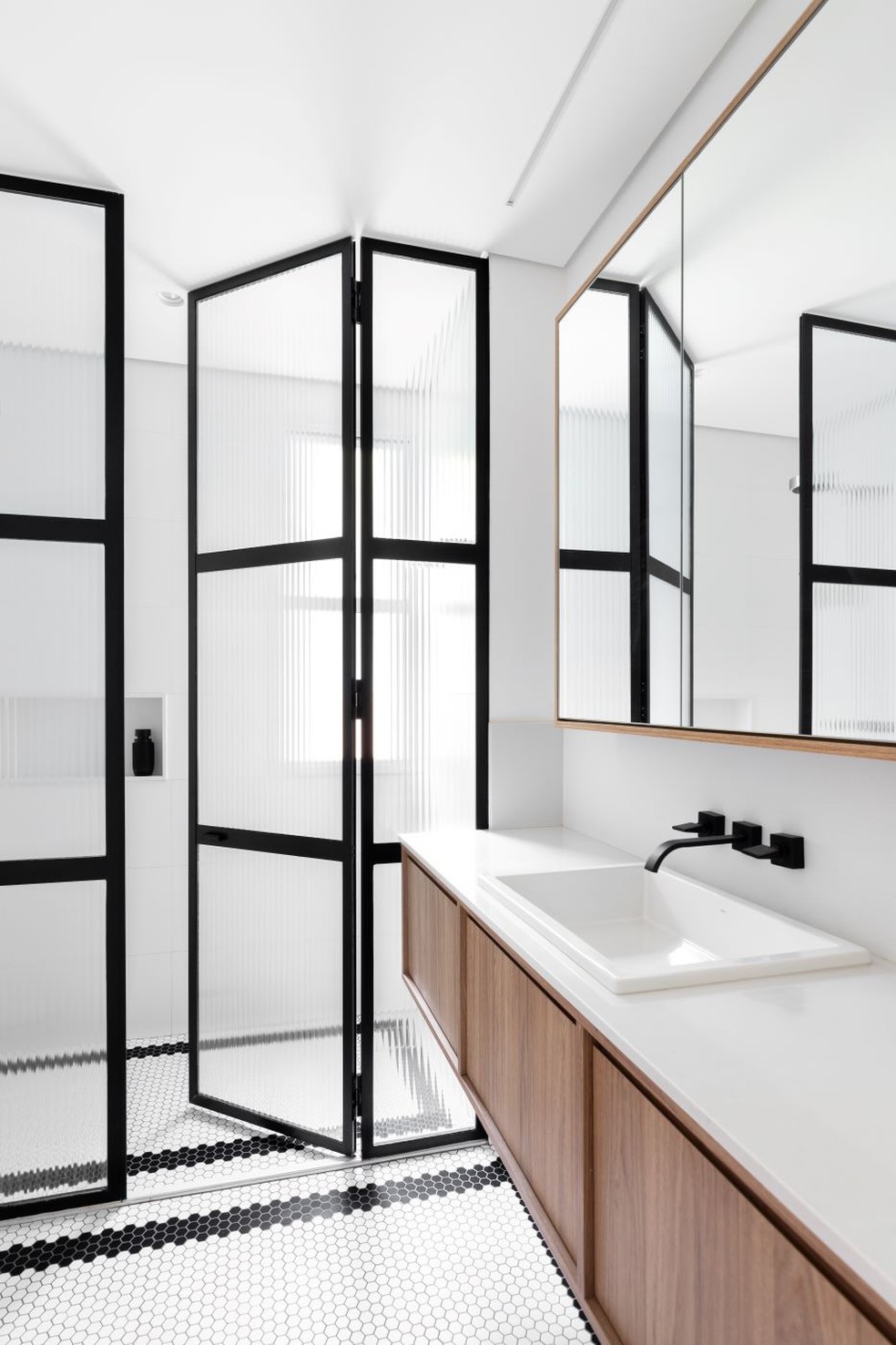 Piso hexagonal no banheiro: cores, materiais + 21 ideias para se inspirar
