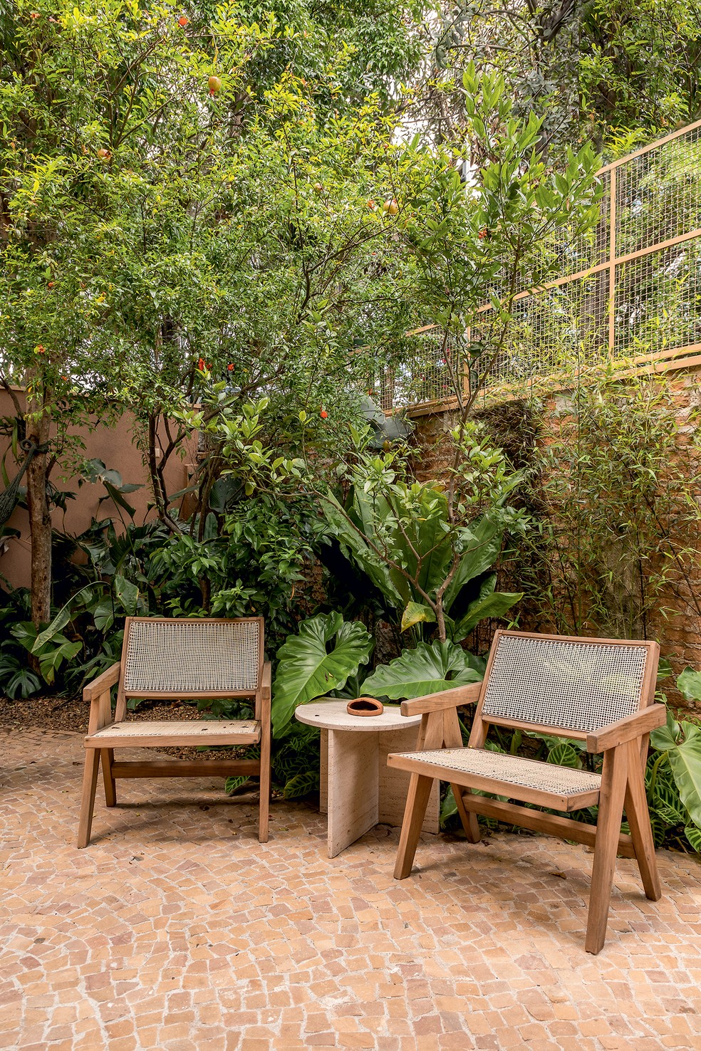 Jardim faz bom uso de canteiros e vasos para envolver áreas externas