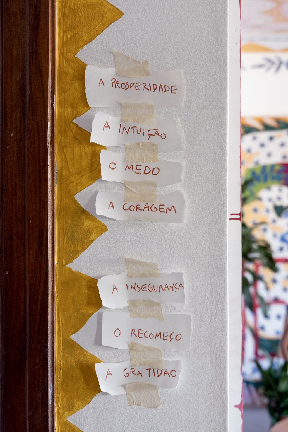 Cores e maximalismo marcam o apartamento do artista João Incerti no RJ ...