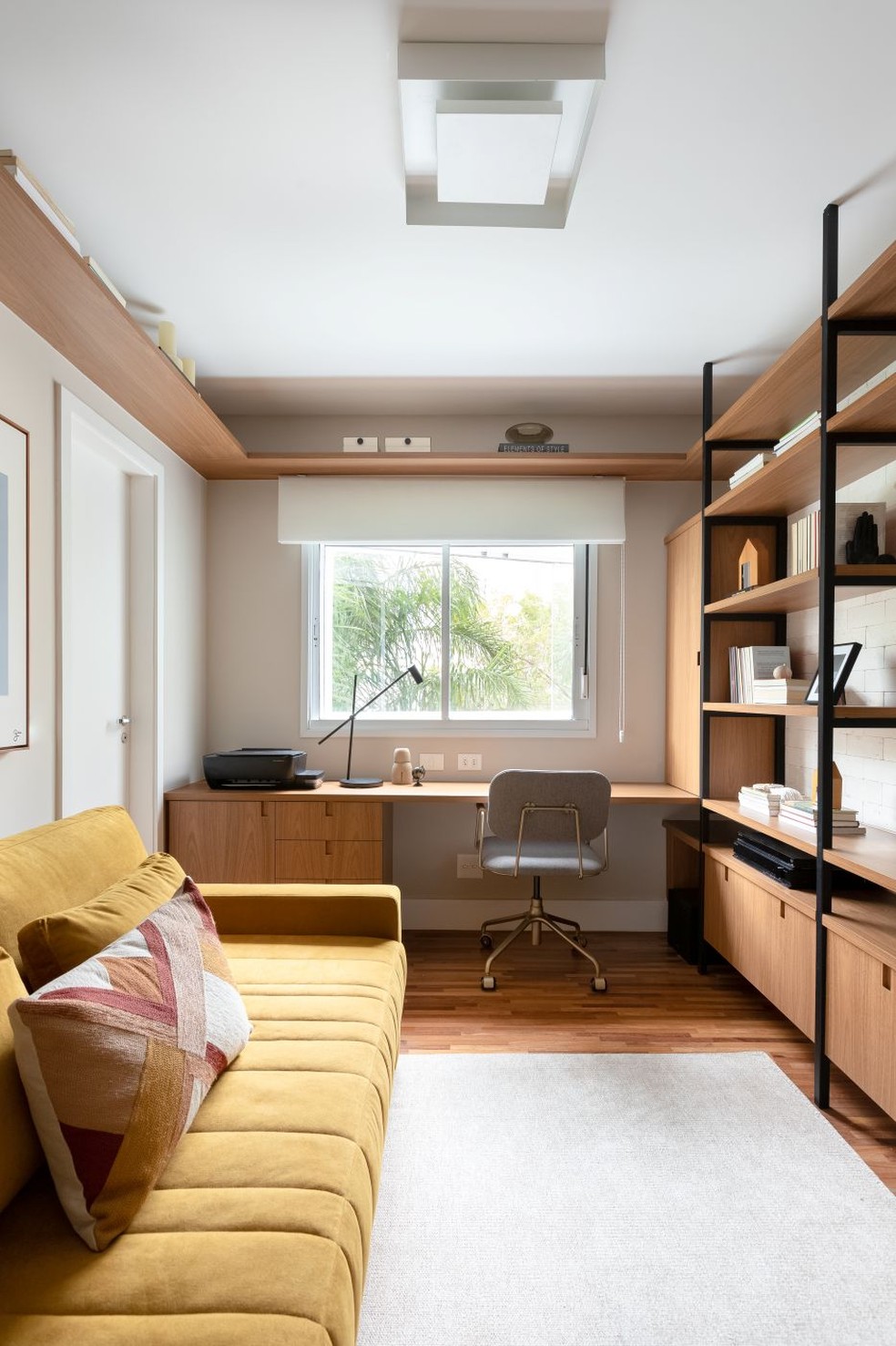 Integração de ambientes e marcenaria colorida atualizam apartamento de ...