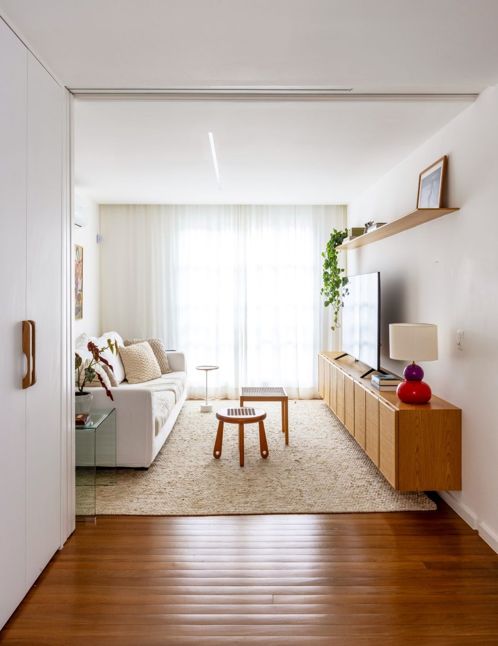 Casa carioca une jardim, área gourmet e design brasileiro em reforma ...